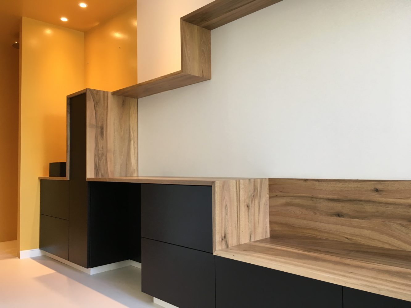 Enfilade en noyer massif et valchromat noir - à Lille, Métropole Lilloise